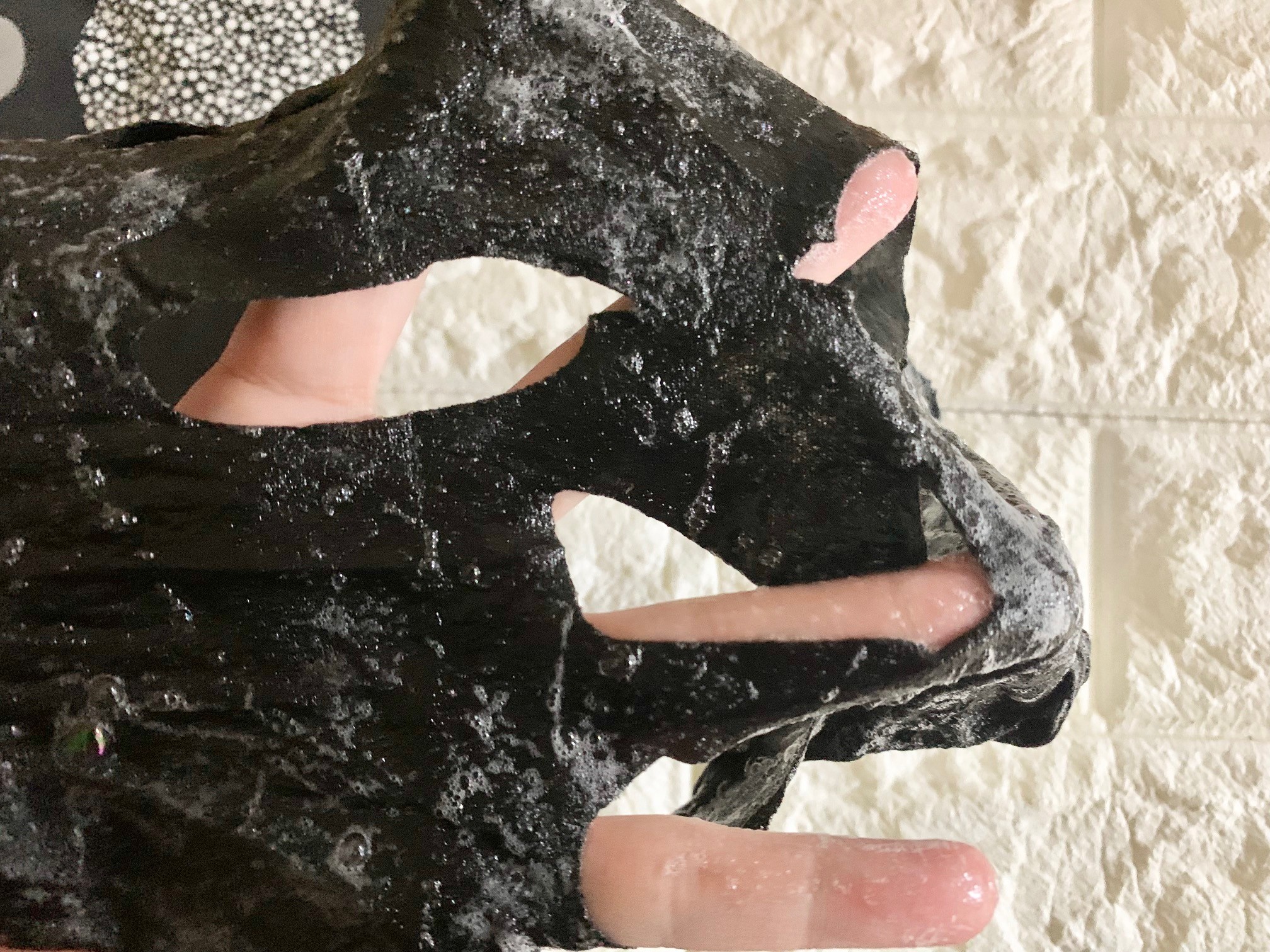 一見普通のシートマスクに見えるこちら。顔に乗せると、シートと肌の間で微細なチャコールバブルが発泡。